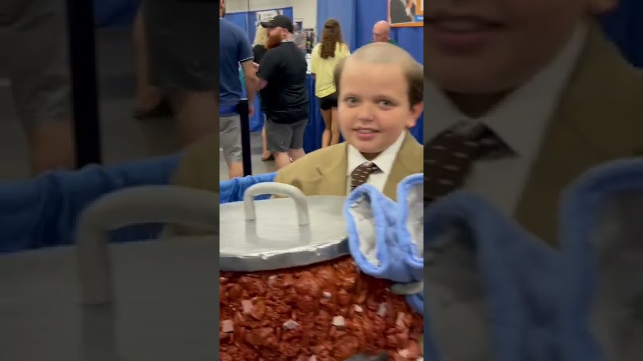 "The Office" Cosplayer Meets the REAL Kevin #shorts - MAG.MOE