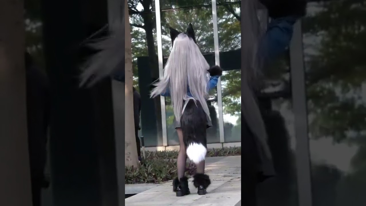 Female Cosplayers：a cosplay girl is practicing her Pose at anime expo ...