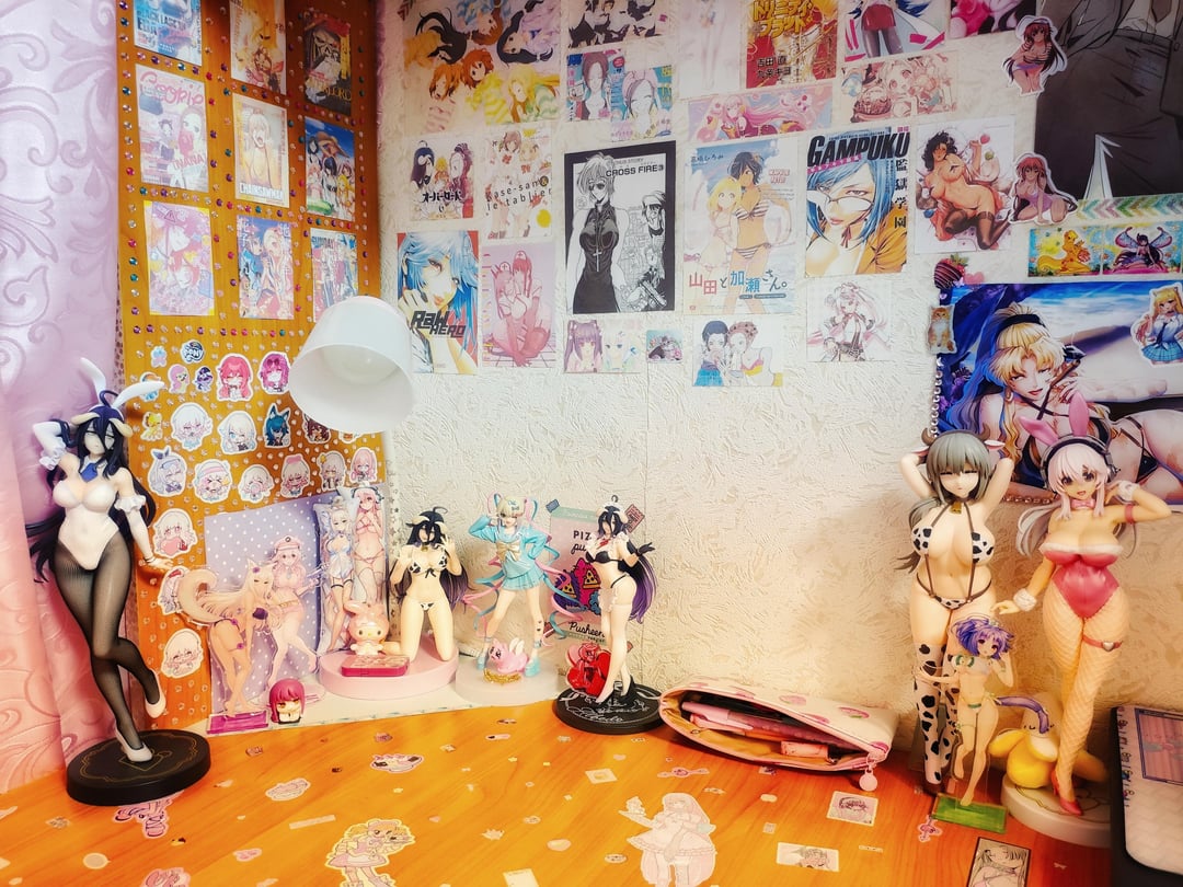 スペースがなくなってきました (⁠･ั⁠ω⁠･ั⁠) 私の机はちょっと女性でいっぱいです - MAG.MOE